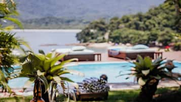 Bar à beira da piscina