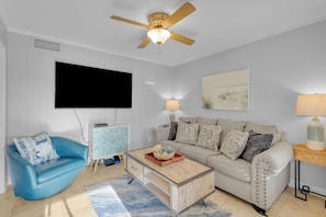 Condo, várias camas, sacada, vista para o jardim (Aqua Vista Retreat) | Área de estar | TV de tela plana 42 polegadas com canais digitais