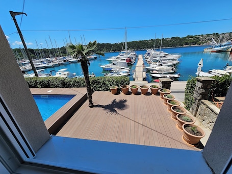 Vista do quarto. Villa Gaj