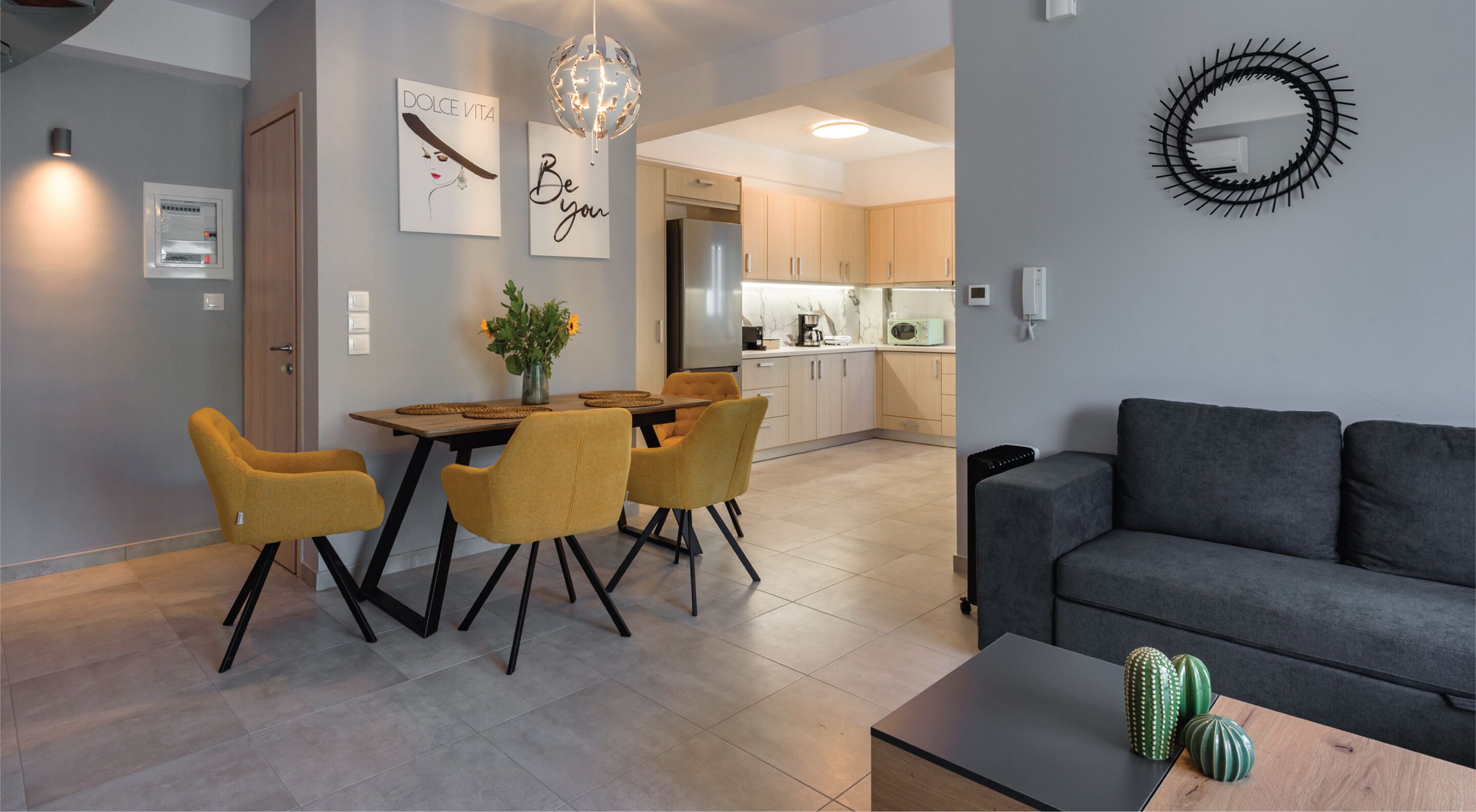 Apartamento superior, vista para a cidade | Área de estar | Smart TV 43 polegadas com canais digitais