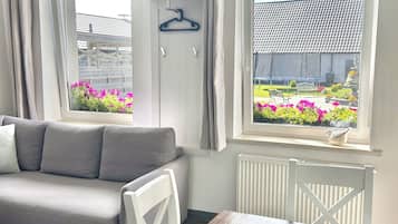 Apartamento, 1 quarto, vista para o pátio | Kitchenette privada | Um frigorífico, um micro-ondas, uma placa de cozinha