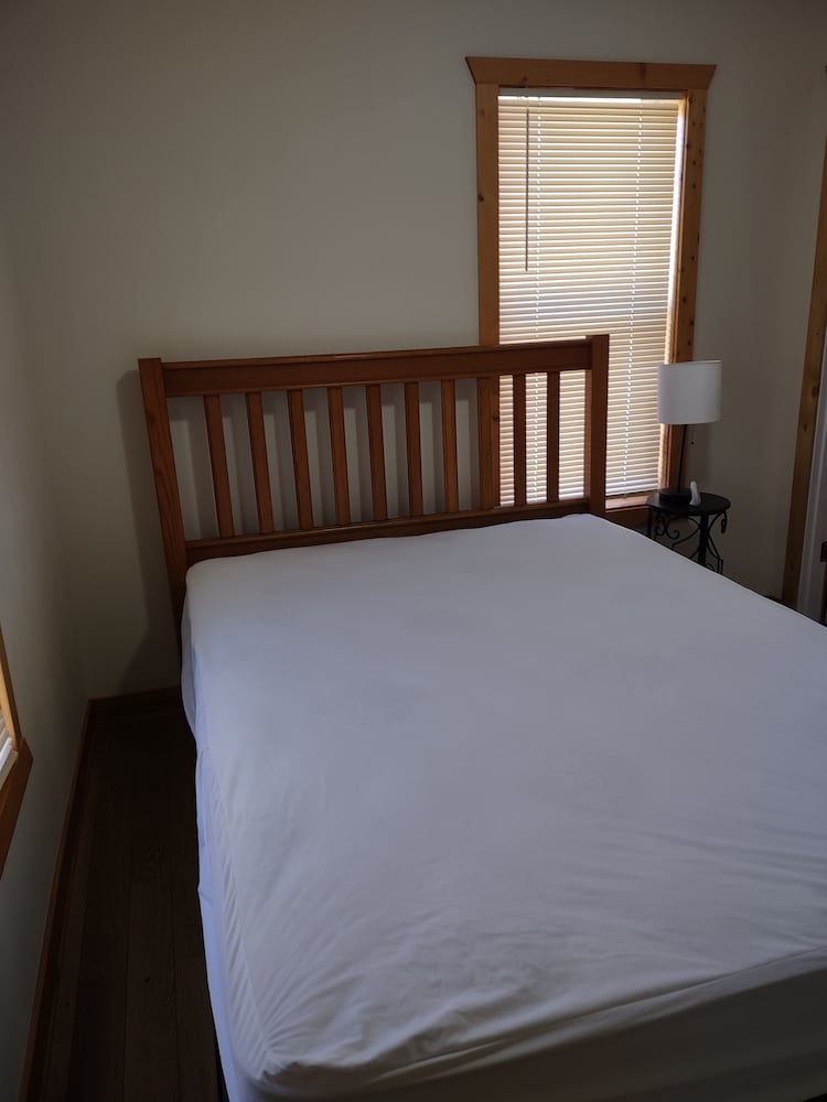 Discover Hawkins Charm In Our 3-bedroom Retreat Near Atv & Snowmobile Trails - South Fork, WI