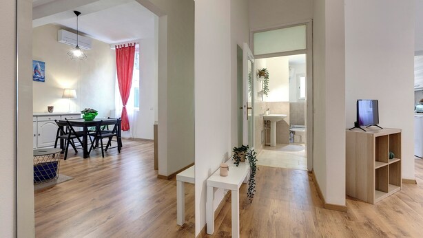 Interior moderno com sala de jantar, cozinha e área de estar.