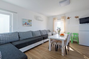 Apartamento, vista para o jardim | Área de estar | TV