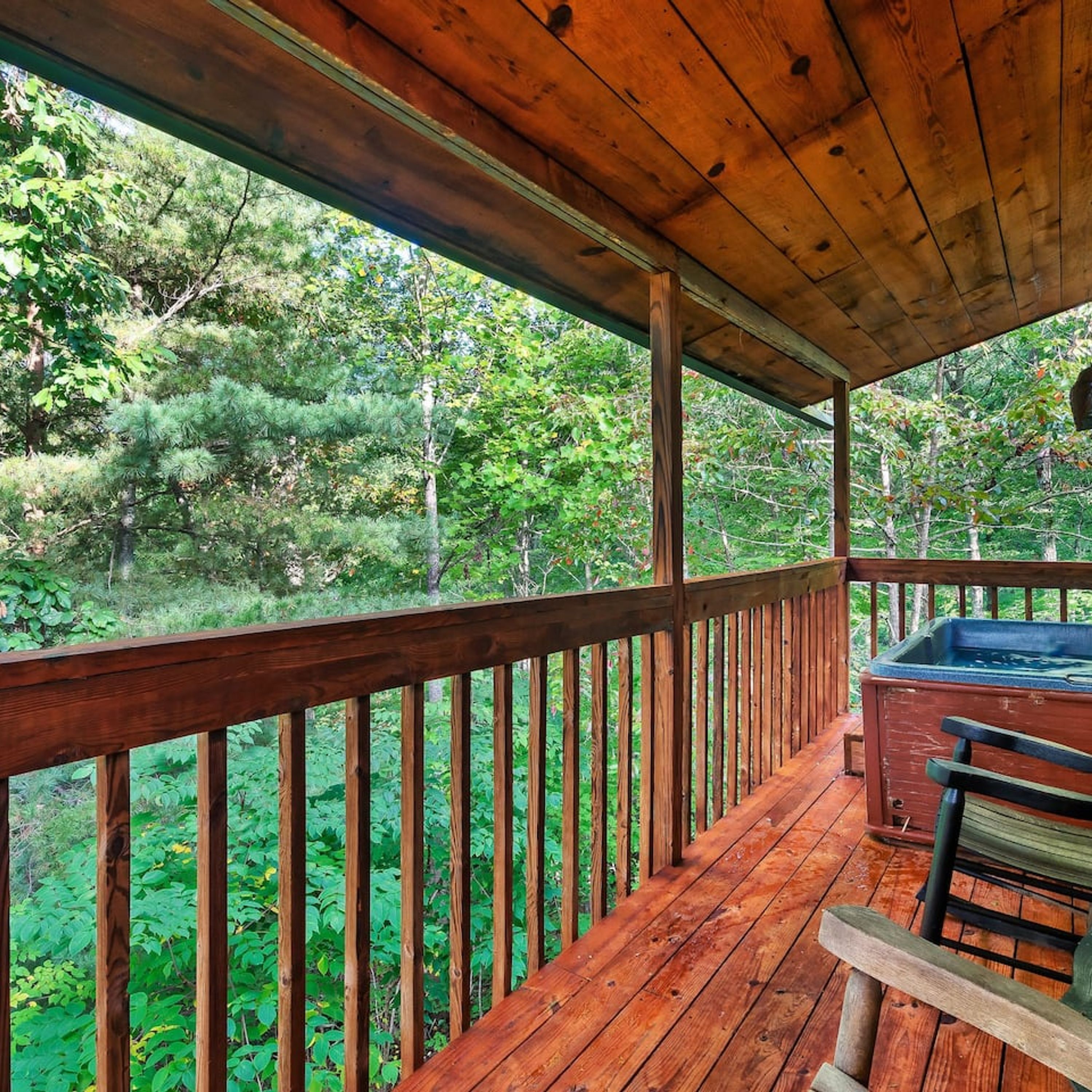 Um deck de madeira com vista para uma área arborizada.
