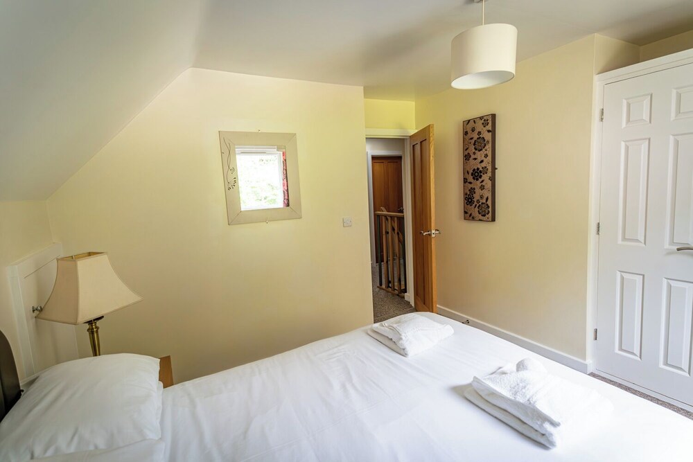 Norbury; Woodland Lodge For 12 With Hot Tub, Log Burner, Bbq, Near Alton Towers. - Derbyshire