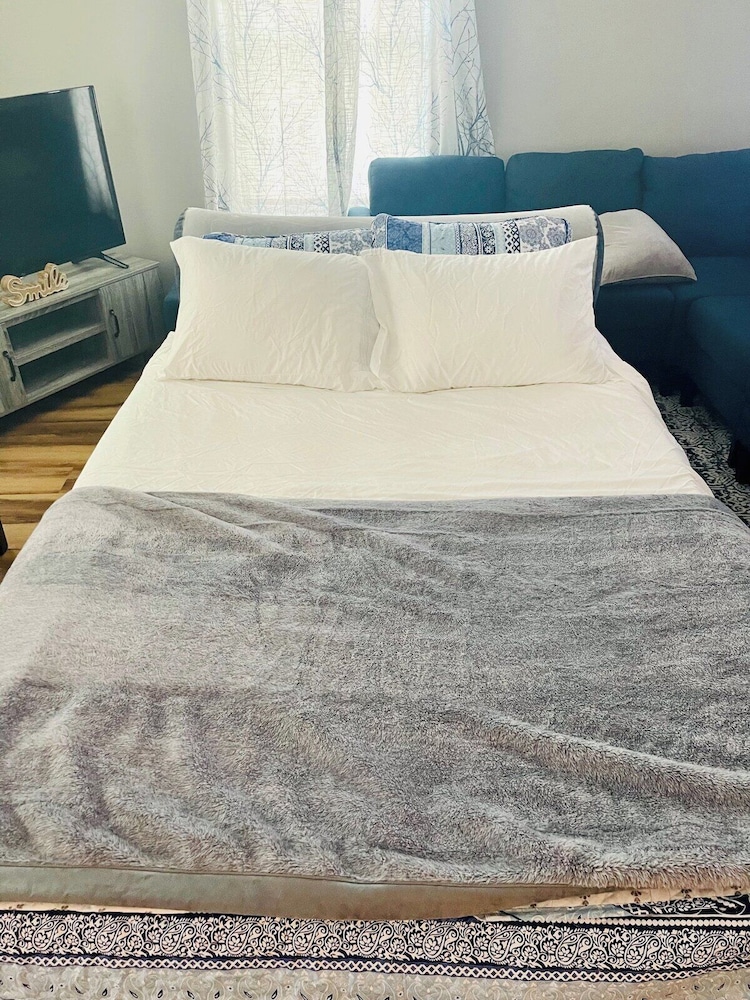 Hues Of Blue 2br 2ba Home On Quiet Street - Lamar University, Beaumont