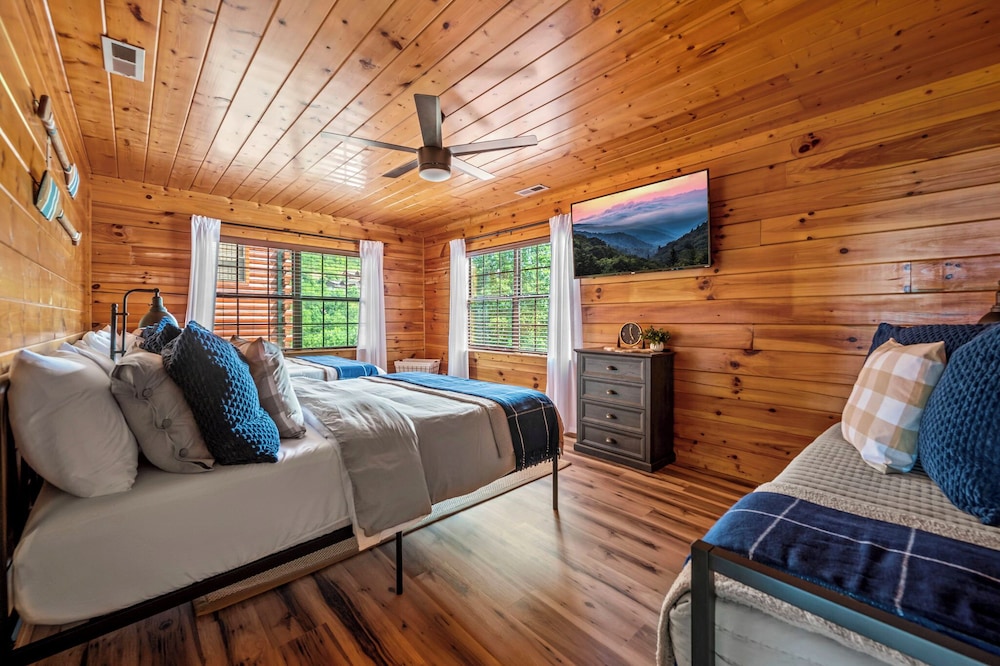 AMAZING Mountain Views! Hot Tub! Theater! Pool Table! Dollywood ...