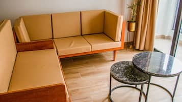 Apartamento Deluxe, 1 cama queen-size, vista para o rio | 1 quarto, minibar, Wi-fi grátis, roupa de cama fornecida