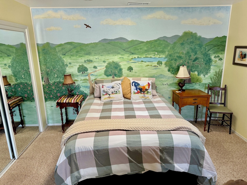 Cozy Farmhouse Studio, A Chicken Lovers Dream! - Templeton, CA