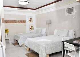 Quarto Twin Standard, vista para o jardim | Cofre no quarto, com decoração personalizada 