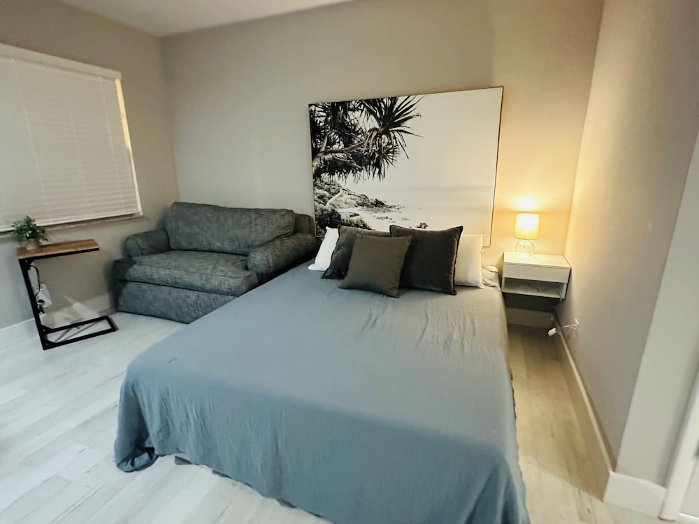 Like New - Studio Apartment With Separate Kitchen, Wifi & Directtv - Boca Raton, FL