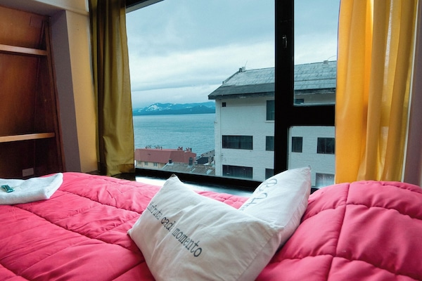 Quarto Duplo Económico, 1 cama queen-size, vista parcial para o lago | Secretária adequada para computadores portáteis, Wi-fi grátis