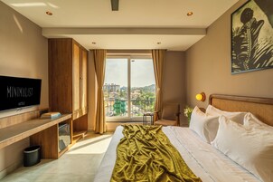 Quarto Superior | Cofre no quarto, secretária