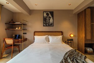 Quarto Superior | Cofre no quarto, secretária 