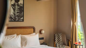 Quarto Superior | Cofre no quarto, secretária