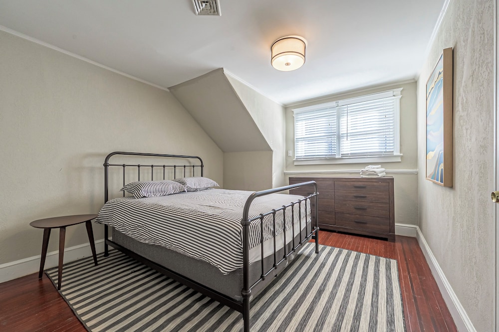 Speakeasy, Hot Tub, 1920s Family Beach Home, Decked Out Home... Steps To Beach And Boardwalk - Atlantic City, NJ