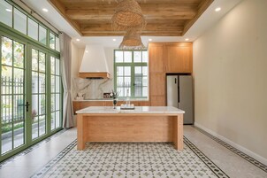 Villa Deluxe, 5 quartos, piscina privativa | Cozinha privada | Filtros de café/chá (reutilizáveis), mesas de jantar 