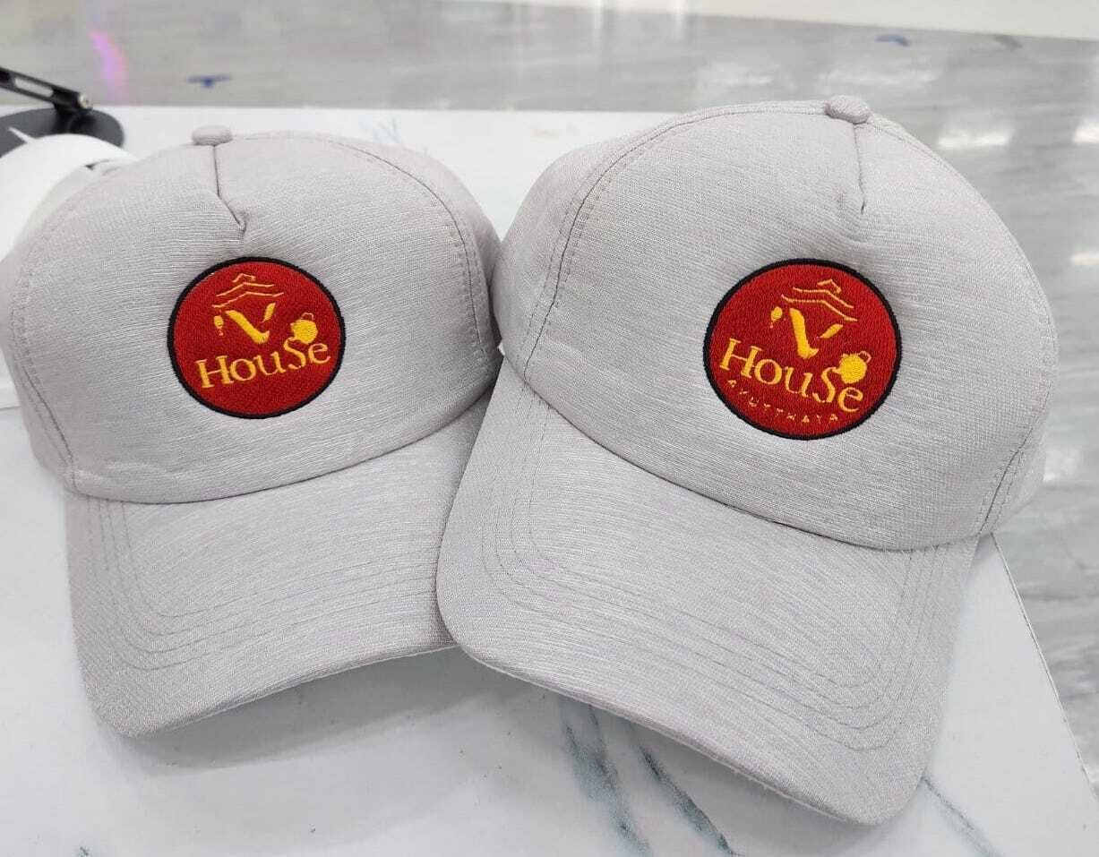 Dois bonés cinzentos com logotipos bordados.
