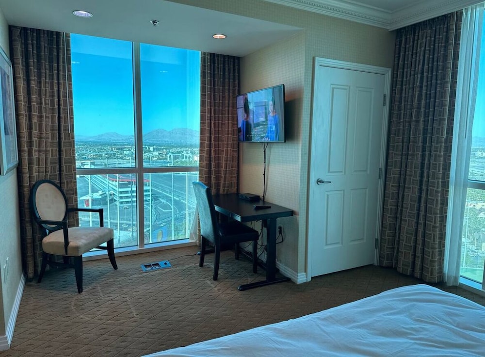 High Rise MGM Signature Corner Balcony Suite F1 & Sphene View - 2beds ...