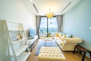 Apartamento de Luxo, 1 cama queen-size e sofá-cama, casa de banho privativa, Vista para a cidade | Lençóis de algodão egípcio, roupa de alta qualidade, edredões de penas 