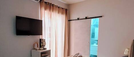 Quarto Clássico, casa de banho privativa, Vista para a cidade | Cofre no quarto