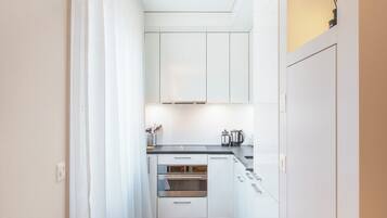 Estúdio empresarial | Cozinha privada | Geladeira grande, fogão, cooktop, lava-louças