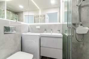 Apartamento Comfort, varanda | Casa de banho | Um secador de cabelo, toalhas fornecidas 