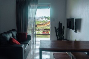 Loft conforto, sacada, vista para a montanha | Área de estar | Smart TV 32 polegadas com canais digitais