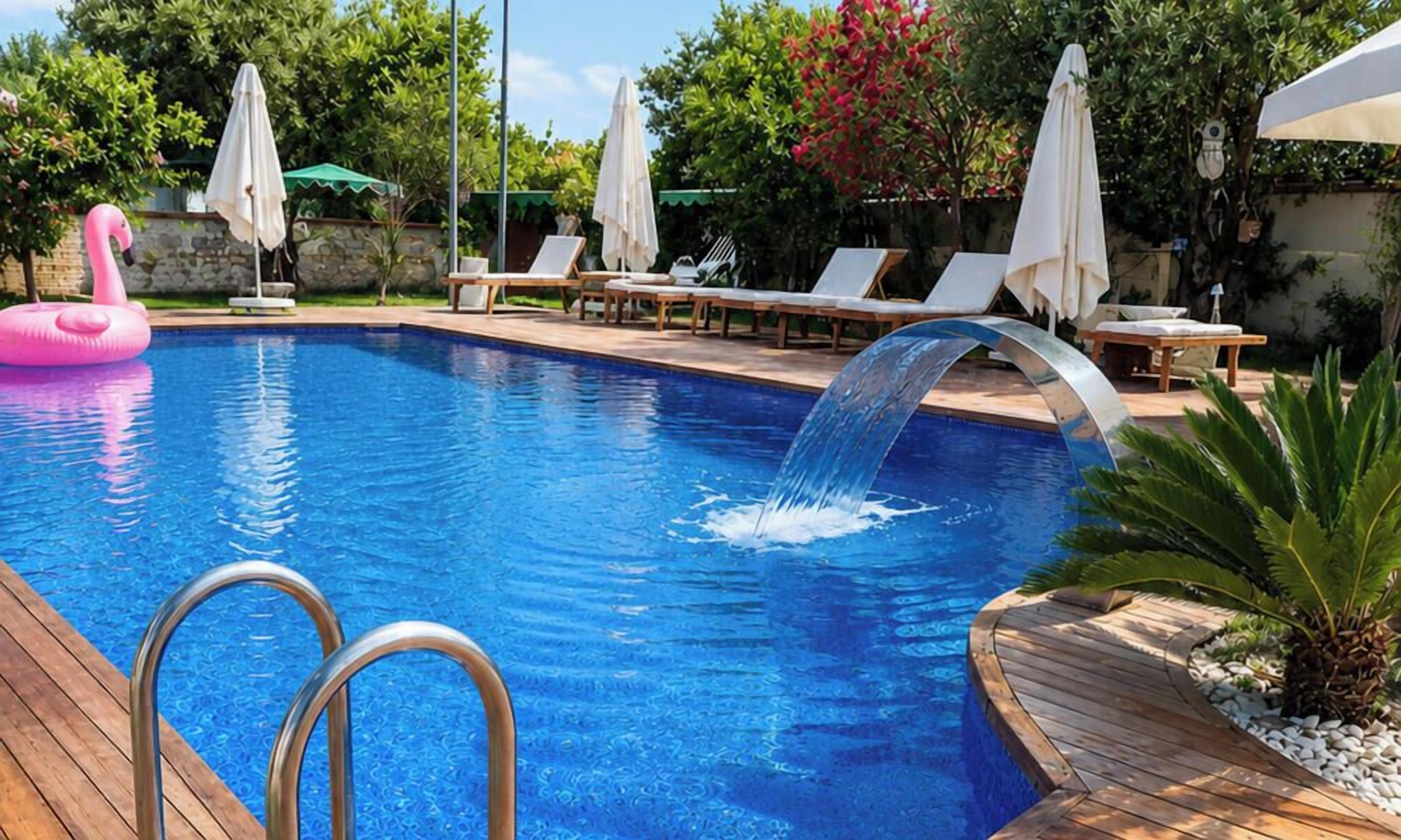 Piscina externa, guarda-sóis, espreguiçadeiras