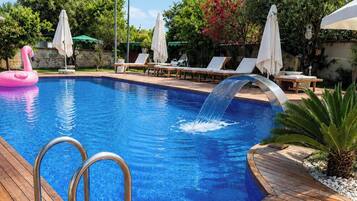 Piscina externa, guarda-sóis, espreguiçadeiras
