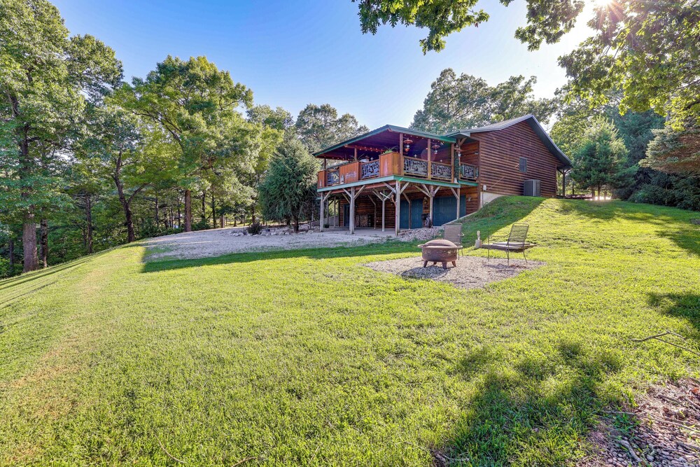'Just A Cast Away' Cassville Cabin W/ Covered Deck - Missouri