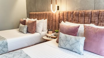 Quarto Twin Standard | Roupa de alta qualidade, edredões de penas, minibar, cofre no quarto