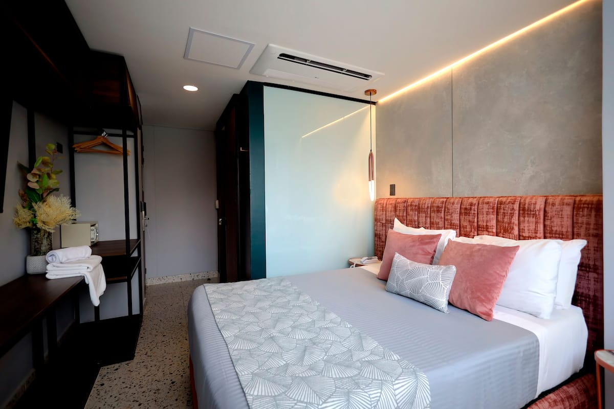 Quarto Standard | Roupa de alta qualidade, edredões de penas, minibar, cofre no quarto