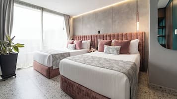 Quarto Júnior | Roupa de alta qualidade, edredões de penas, minibar, cofre no quarto