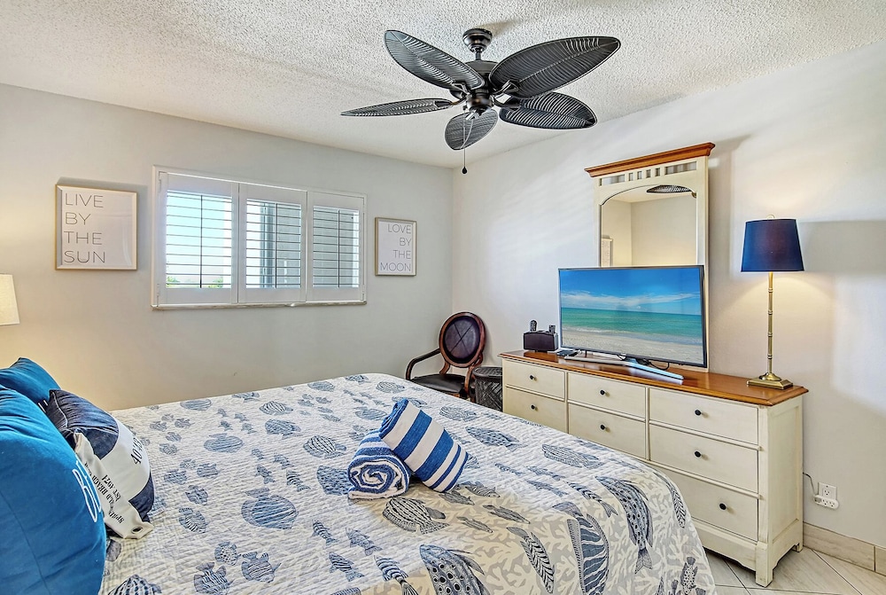 Incredible Siesta Key Beach Gulf Views 1 Bed 1 Bath Top Floor Steps To Beach - Siesta Key, FL