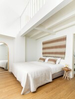 Apartamento, 2 quartos | Secretária, secretária adequada para computadores portáteis
