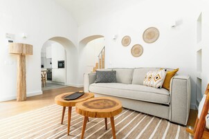 Apartamento, 2 quartos | Sala de estar | Televisor de 59 polegadas com canais via satélite