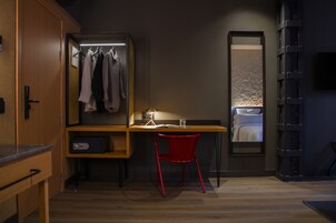 Quarto Duplo Standard | Roupa hipoalergénica, edredões de penas, cofre no quarto, secretária 