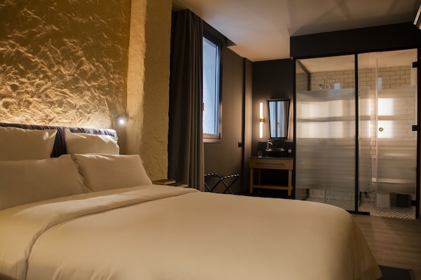 Chuveiro, chuveiro com efeito de chuva, produtos de toalete grátis