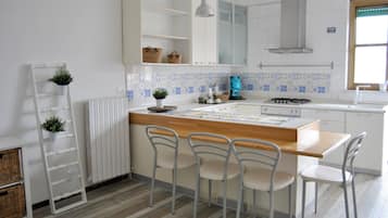 Fogão, cooktop, lava-louças, talheres/pratos/utensílios de cozinha