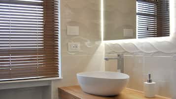 Quarto conforto, vista para a cidade | Banheiro | Chuveiro, chuveiro com efeito de chuva, produtos de toalete grátis