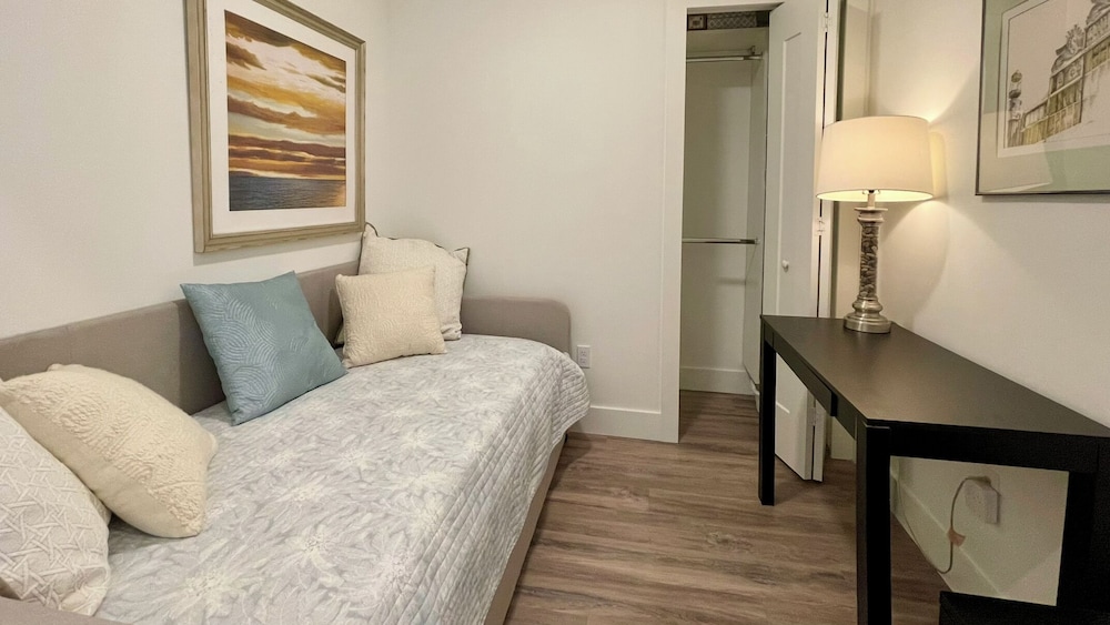 New Luxury Condo Near Downtown Sarasota Sleeps 4. Pet Friendly With Gym & Pool! - Lido Key Beach, Sarasota