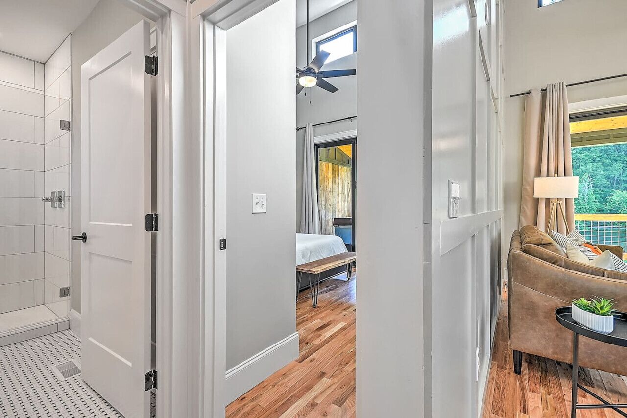 Juneburger Chalet On The Watauga River - Johnson City, TN