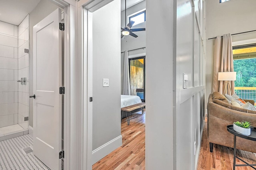 Juneburger Chalet On The Watauga River - Johnson City, TN