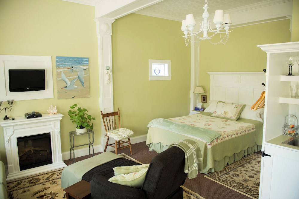 Warm, open suite in cottage on the bay. - Port Clements | Vrbo