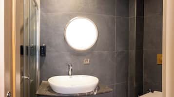 Chuveiro, ducha de hidromassagem, secador de cabelo, chinelos
