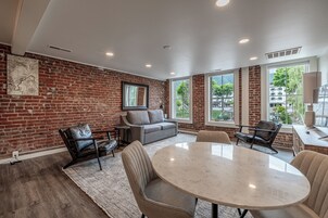 Suite Deluxe, 1 cama queen-size e sofá-cama, cozinha, Vista para a cidade | Sala de estar | Smart TV de 60 polegadas com canais por cabo