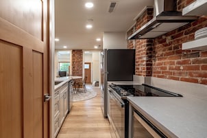 Suíte luxo, 1 cama Queen e sofá-cama, cozinha, vista para a montanha | Cozinha privada | Cafeteira/chaleira, geladeira grande, micro-ondas, fogão