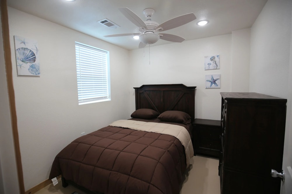 Park Your Boat In Front Of The Fishermen's Cottage! Screened In Patio. - Port Arthur, TX